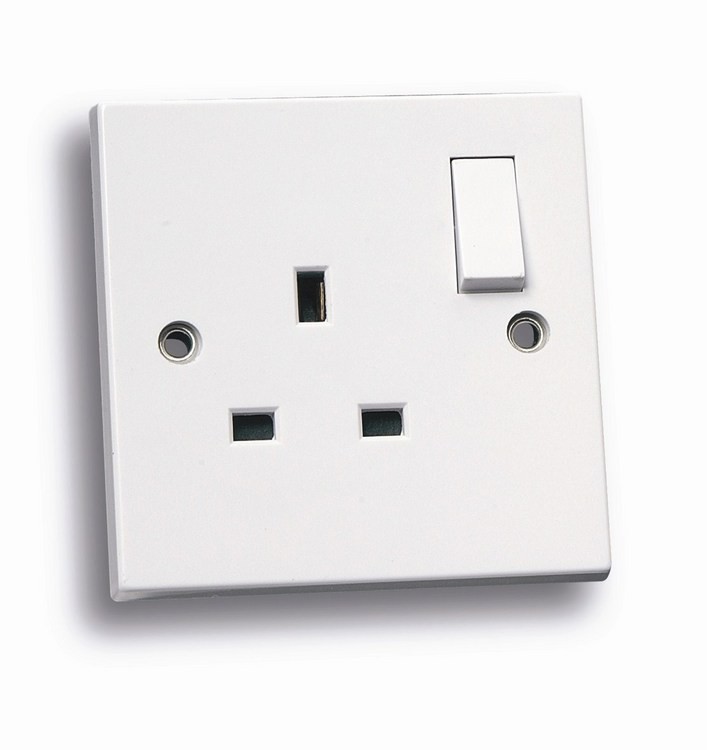 Standard white 1 gang switched socket